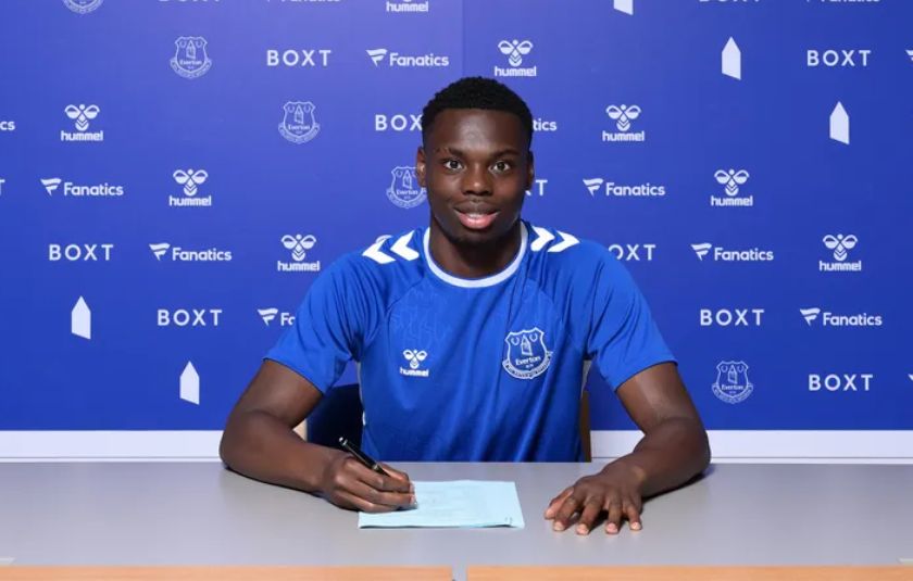 Everton: Ebere signs first professional Toffees contract - BBC Sport