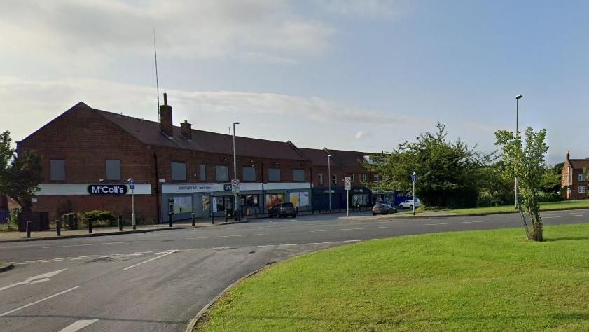 Leeds: Youth chased down street by machete-wielding gang - BBC News