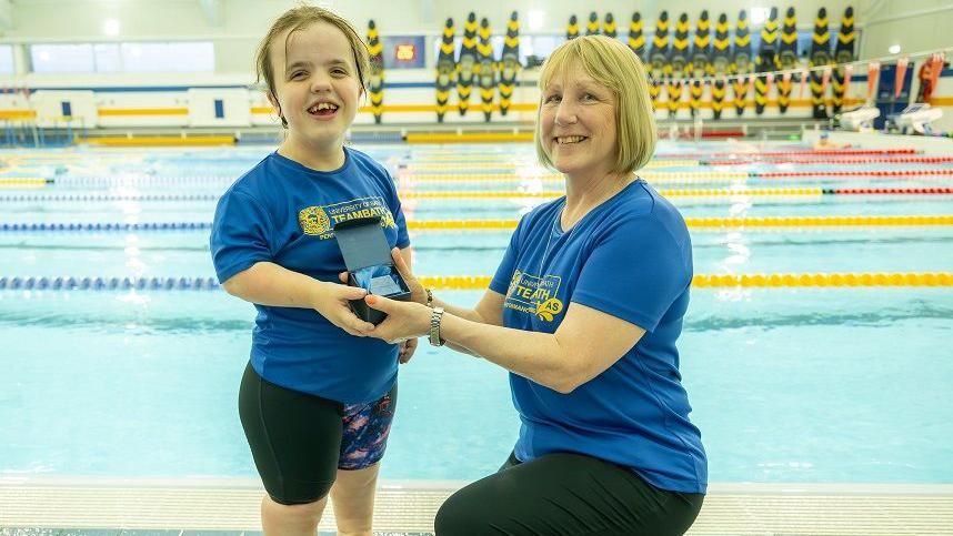 Teen para-swimmer from Somerset competes in junior championships - BBC News