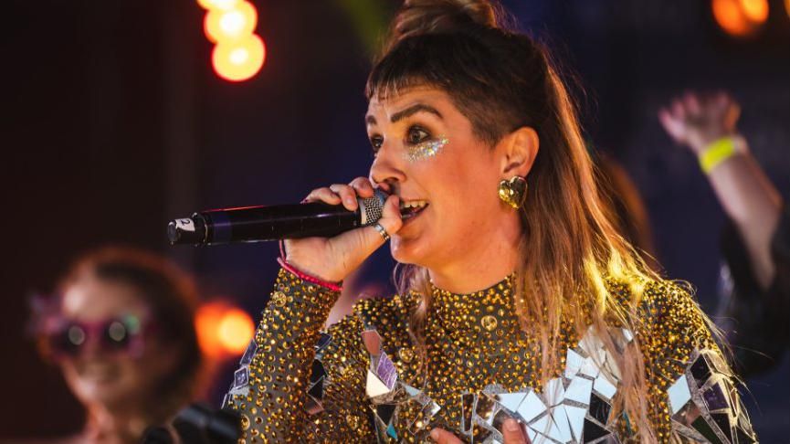 Tafwyl yn fyw ar S4C ac yn symud allan o Gastell Caerdydd - BBC Cymru Fyw