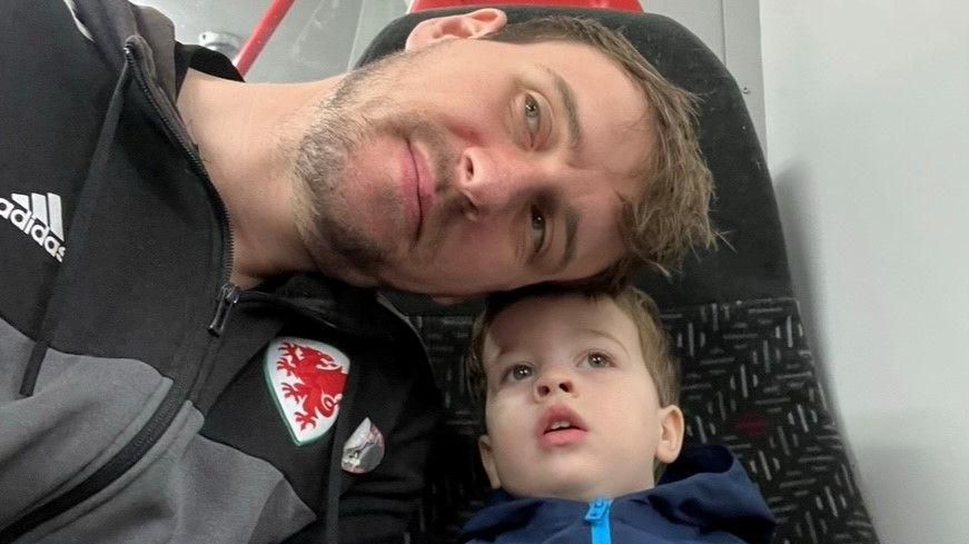 Dysgu Cymraeg yn rhan o 'ffeindio fy ngwreiddiau' - BBC Cymru Fyw