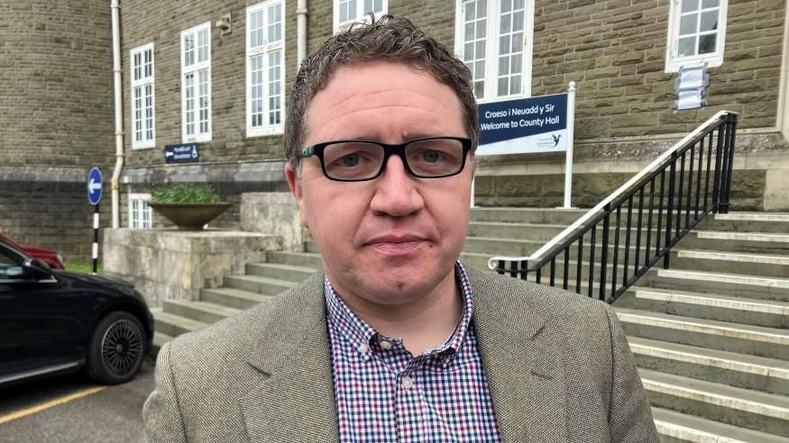 Caniatáu cynllun tai Sir Gâr er gwaethaf pryderon am y Gymraeg - BBC ...