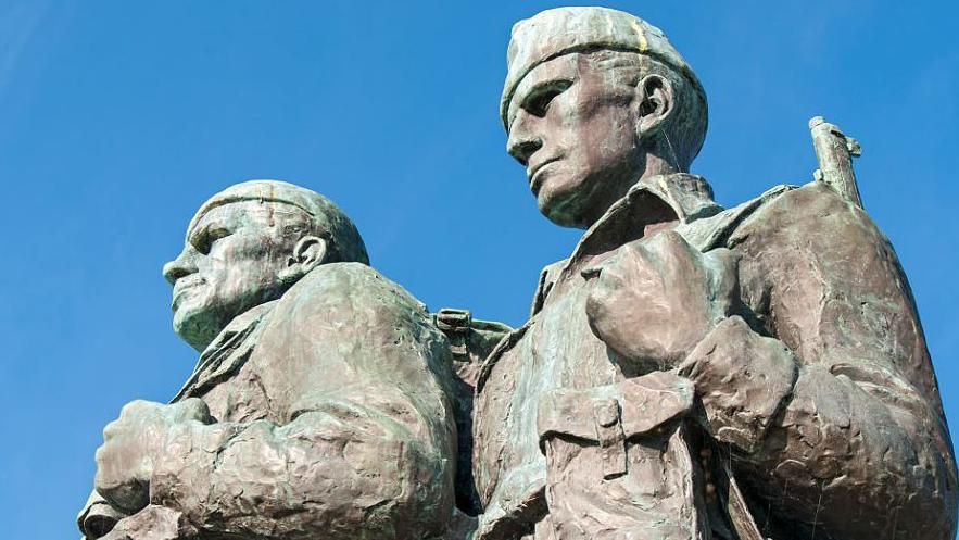 Statue to remember WW2 commandos killed in Highland training - BBC News