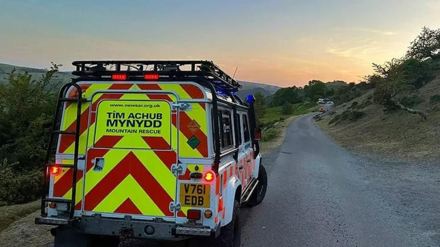 Llangollen: Mold climber dies after Trevor Rocks mountain fall - BBC News