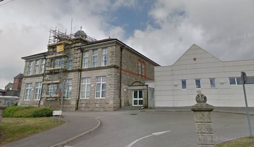 Cornwall teacher banned for online sex chat with under-16s - BBC News