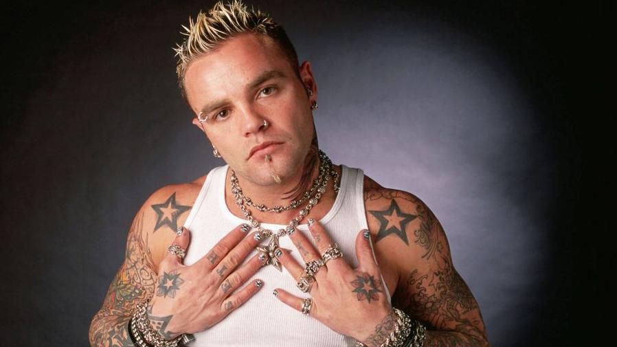 Crazy Town: Butterfly singer Shifty Shellshock dies, aged 49 - BBC News