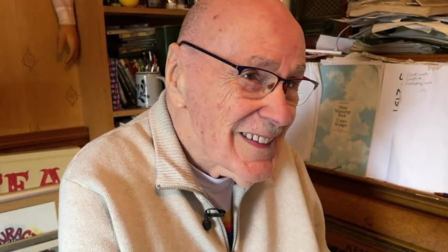 York hotel pianist says finding fame at 92 is 'unbelievable' - BBC News