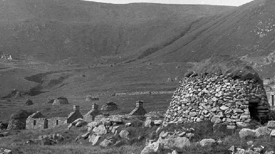 Archaeologists to investigate storm-hit St Kilda hut - BBC News