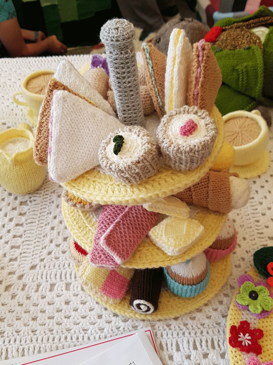 Yarn-bombers stage second strike in Selkirk - BBC News