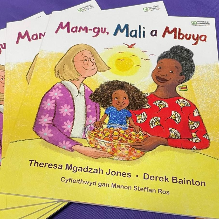 Mam-gu, Mali a Mbuya: Lansio llyfr i roi llais i leiafrifoedd - BBC ...