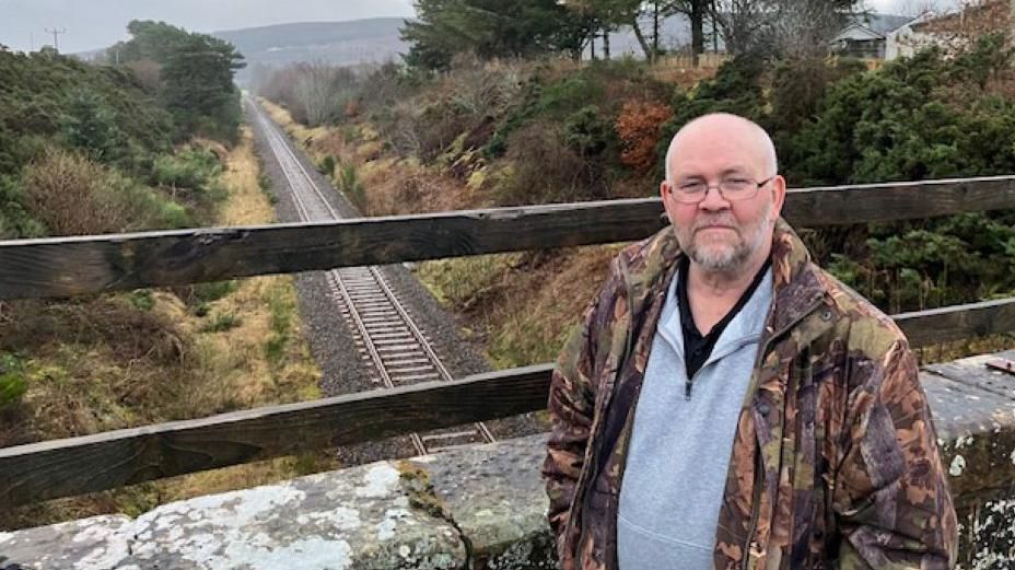 Highland village explores re-opening rail stop closed in 1960 - BBC News