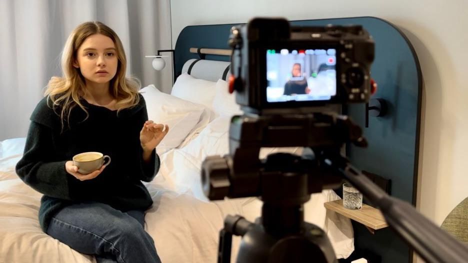 How AI turned a Ukrainian YouTuber into a Russian - BBC News