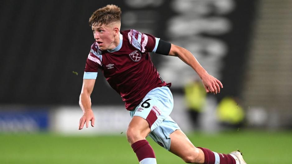 West Ham: Teenager Marshall signs first professional deal - BBC Sport