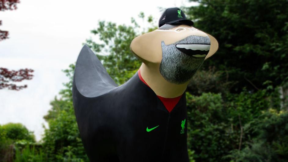 Superlambanana statue transformed in honour of Jurgen Klopp - BBC News