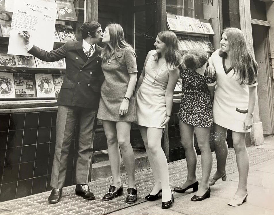 O Tom Jones i Gavin and Stacey: straeon 60 mlynedd yn 'showbiz' - BBC ...