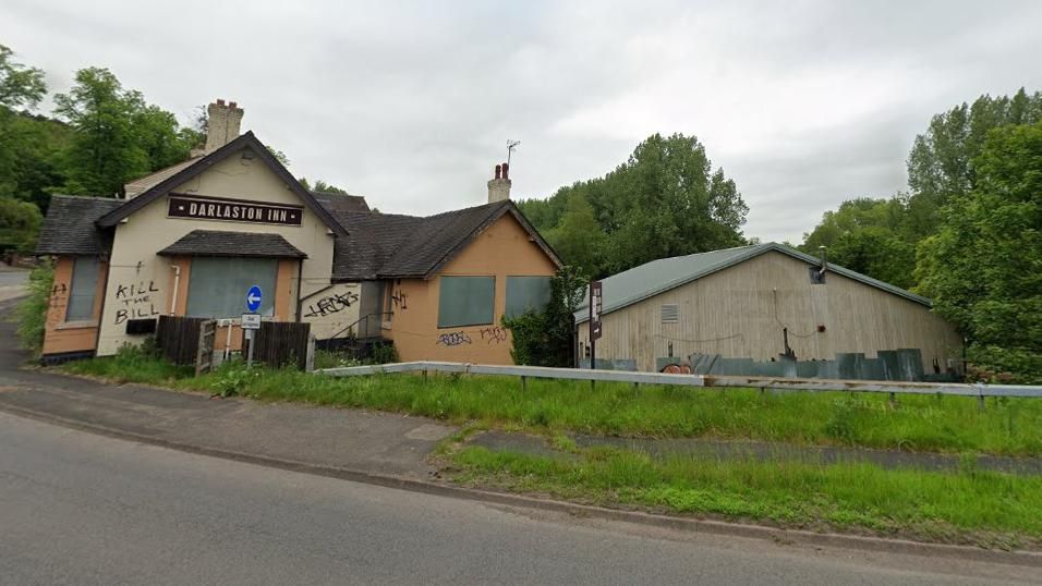 Derelict Darlaston Inn on roundabout set to be demolished - BBC News