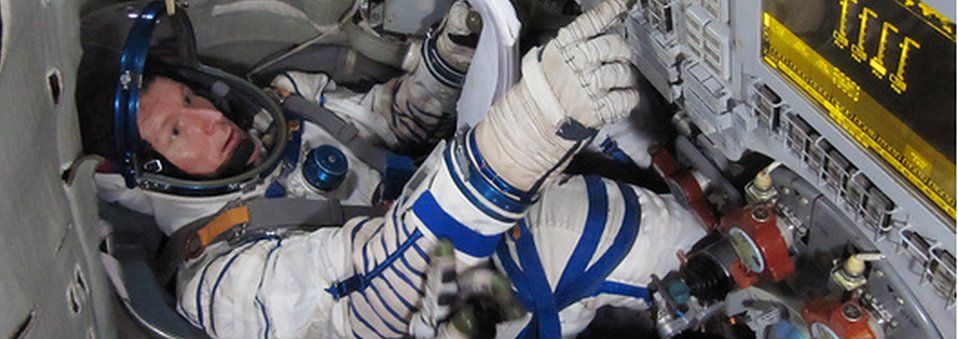 Tim Peake: Rocket rolled to launch pad - BBC News