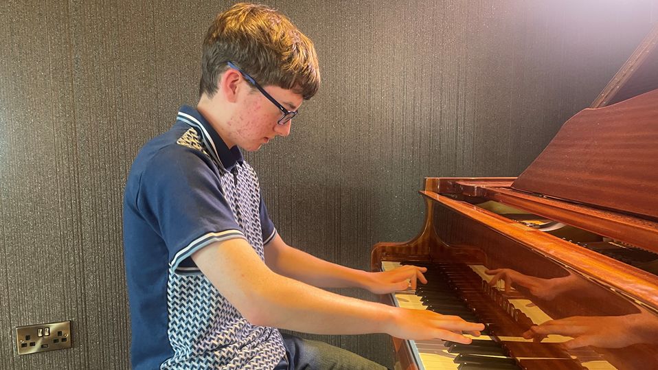 Holywood: Teenage pianist enjoys viral success - BBC News