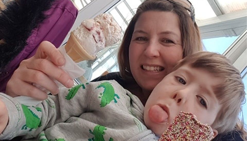 How do you decide on a baby name? - BBC News