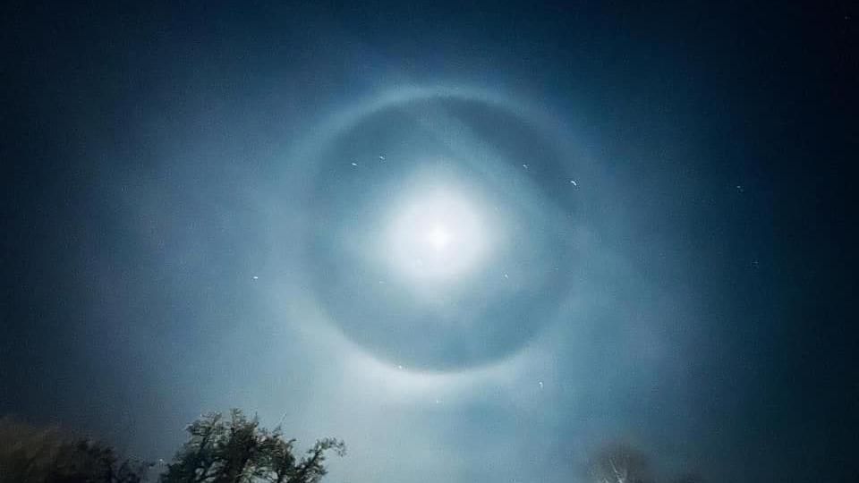 Lunar halo: Moon seen across West Country - BBC News