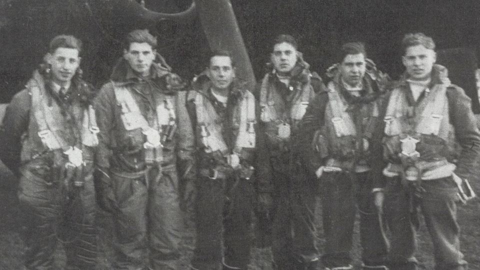 World War Two: RAF crash near Nottingham remembered 80 years on - BBC News