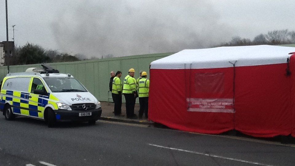 Staines fire: Roads open after industrial estate blaze - BBC News
