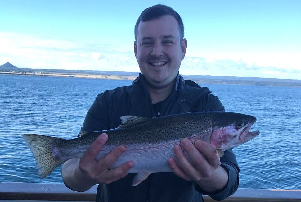 British rugby fan crashes on New Zealand All Blacks' couch - BBC News