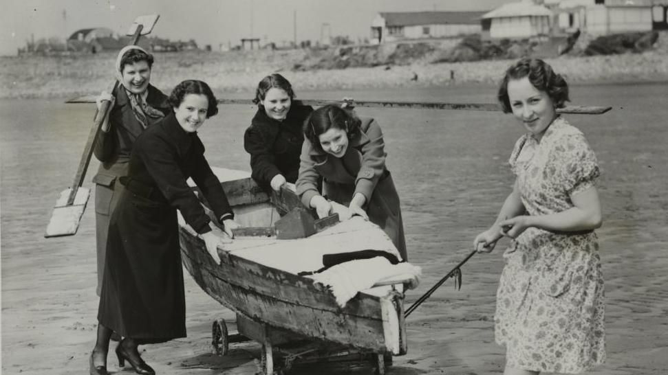 Lluniau Ddoe a Heddiw: Y Pasg - BBC Cymru Fyw
