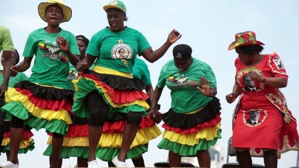 Zimbabwe President Mugabe warns dissenting war veterans - BBC News