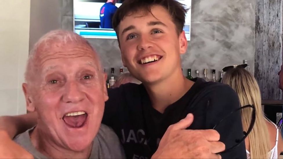 Yorkshire Marathon: Thousands take part in York race - BBC News