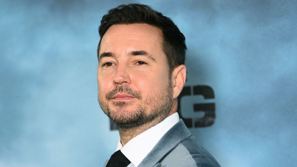 Martin Compston asked Humza Yousaf for co-star vaccine advice - BBC News