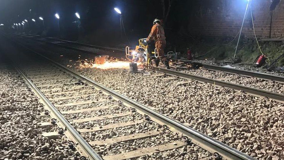 Leamington Spa railway bridge replacement works complete - BBC News