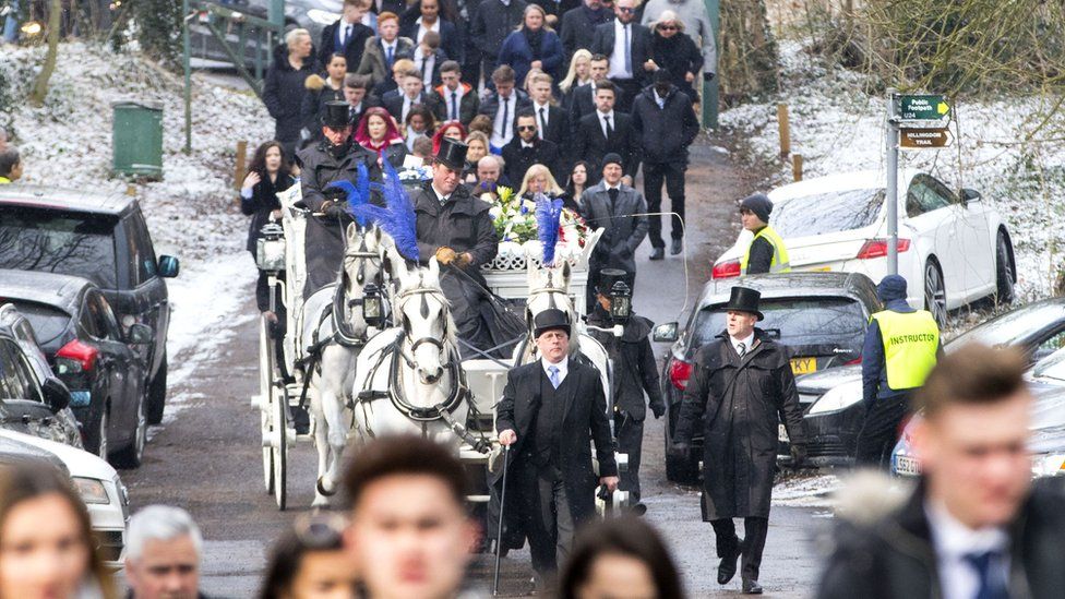 Funeral held for Hayes death crash teenagers - BBC News