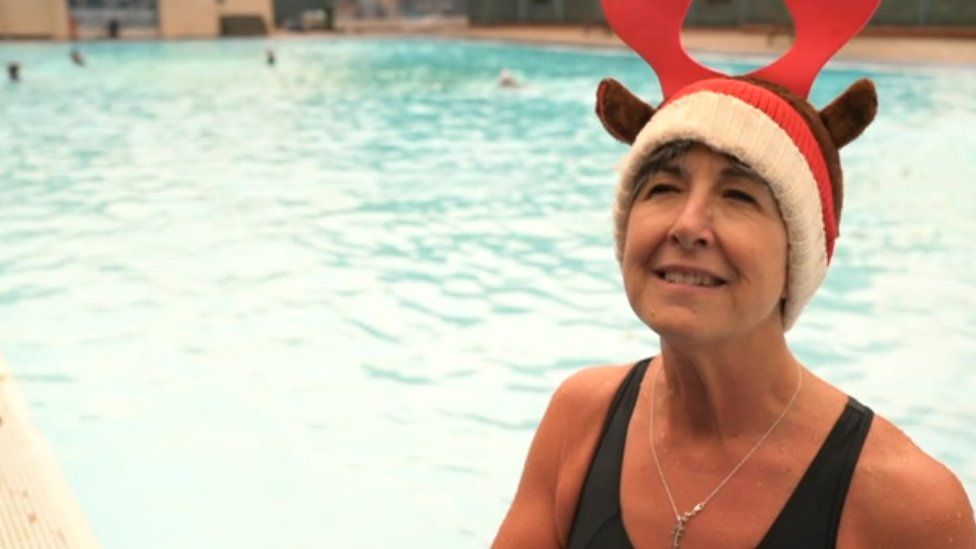 Winter swimming offers boost to Droitwich Lido - BBC News