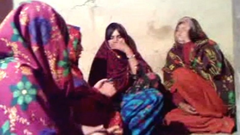 Pakistan: Woman killed after being seen with man in viral photo - BBC News