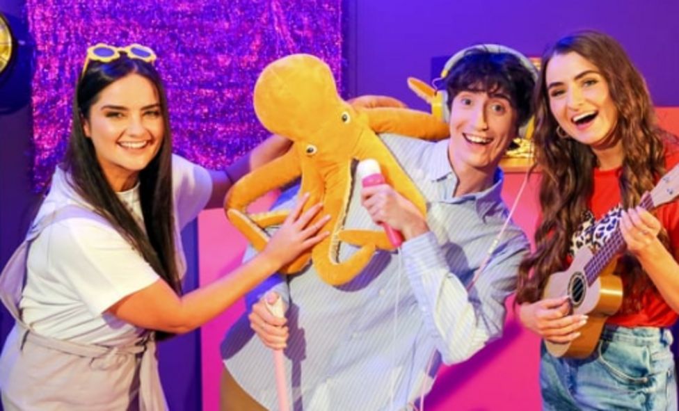 Irish language children's channel Cúla4 launched - BBC News