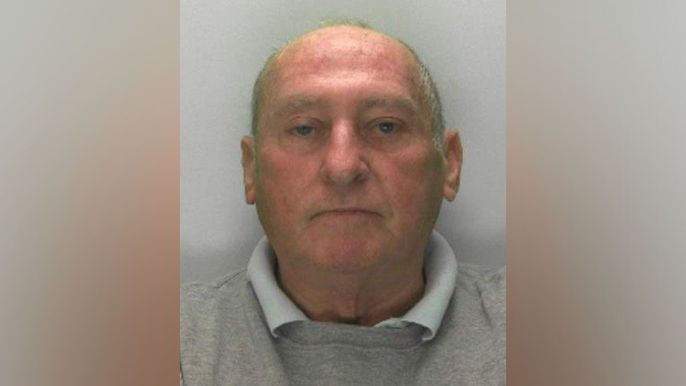 Gloucester: Gambling-addict banker who stole £175K spared jail - BBC News