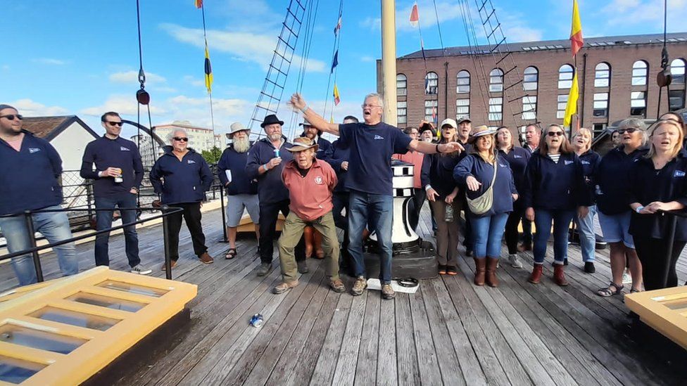Lynmouth Shanty Crew hope to remember friend with boathouse - BBC News