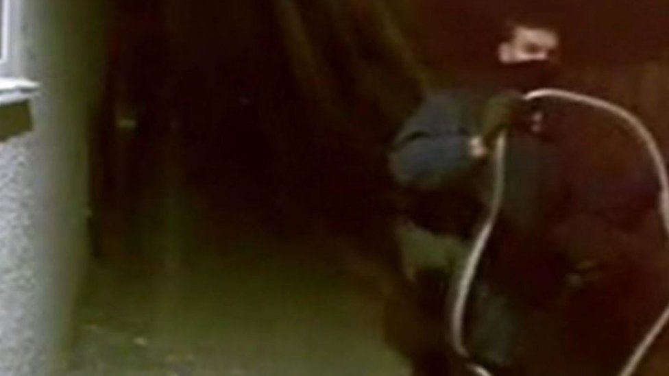 Relay theft: Mum's warning over criminals targeting keyless cars - BBC News