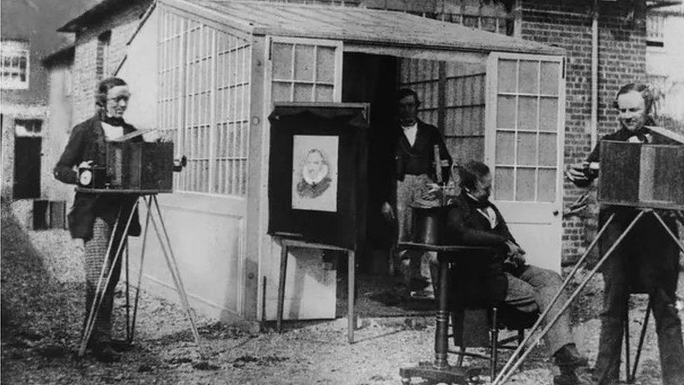Henry Fox Talbot: Exhibition pays homage to photography pioneer - BBC News