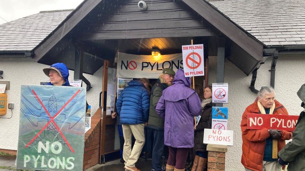 Cynllun peilonau yn 'sarnu lle bendigedig i fyw' - BBC Cymru Fyw