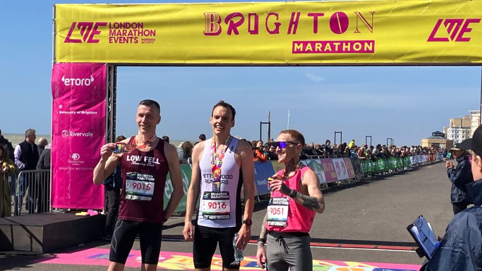 Brighton: Thousands of runners take part in annual marathon - BBC News