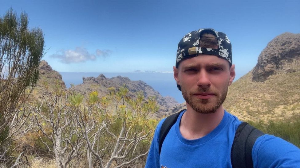 Bedfordshire climber Paul Arnott joins search in Tenerife - BBC News