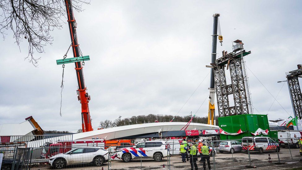 Two workers die in bridge collapse in Dutch city of Lochem - BBC News
