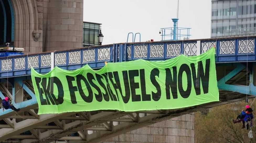 Extinction Rebellion protests block Vauxhall and Lambeth bridges - BBC News