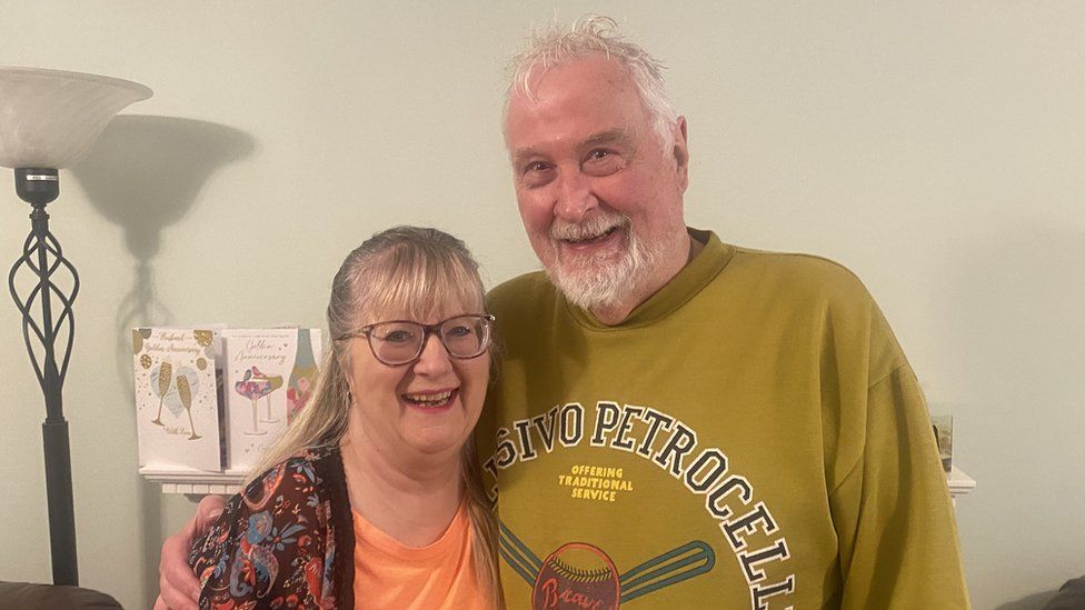 Ipswich couple who met as pen pals celebrate 50th anniversary - BBC News