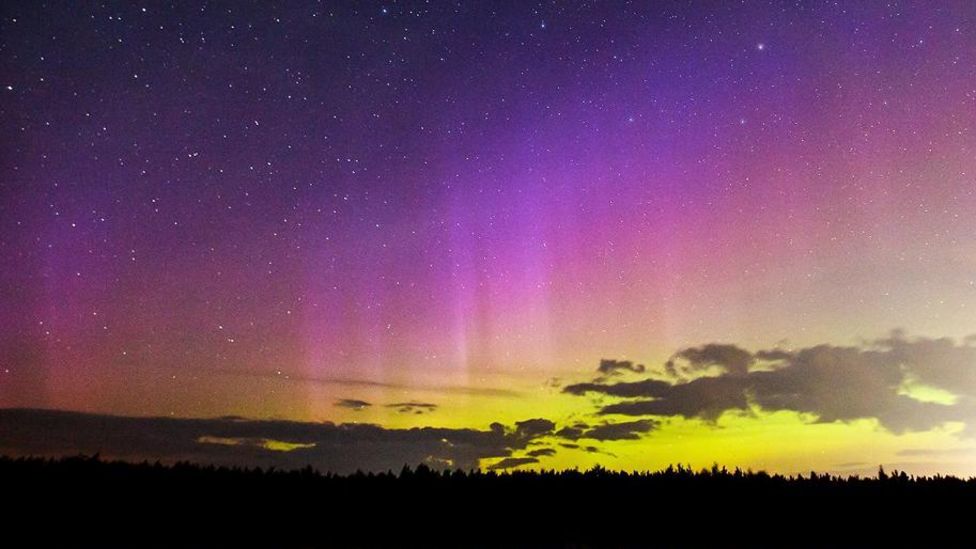 In pictures: Overnight views of the Northern Lights - BBC News