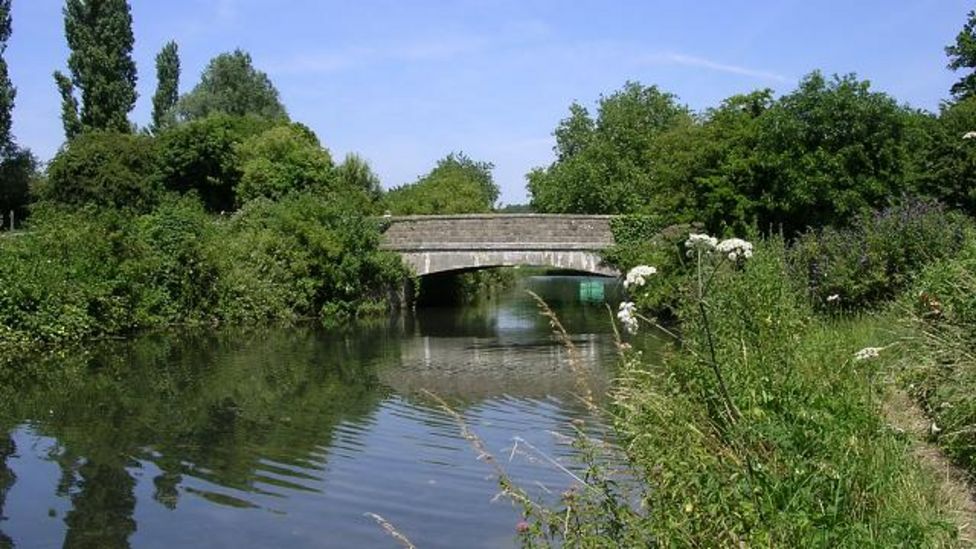 Hundred-year-old bridge to get £1.4m makeover - BBC News