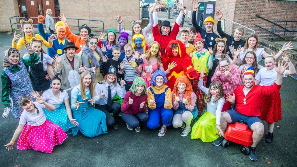 'Dyfodol bregus' yn wynebu clybiau ffermwyr ifanc Cymru - BBC Cymru Fyw