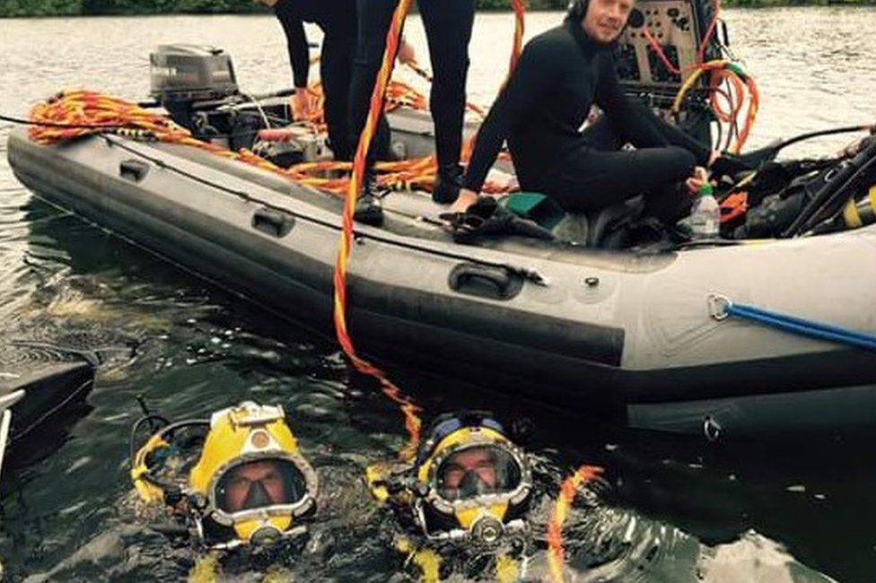 Royal Navy divers complete underwater marathon challenge - BBC News